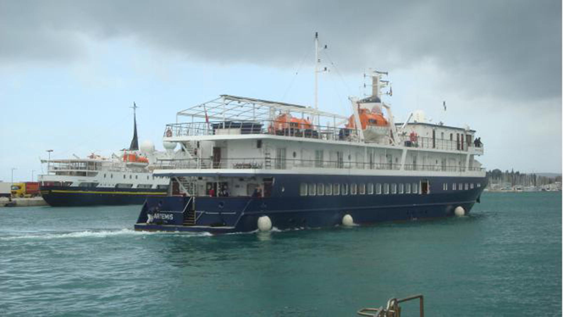 MINI CRUISER 52 PAX - Yacht Design